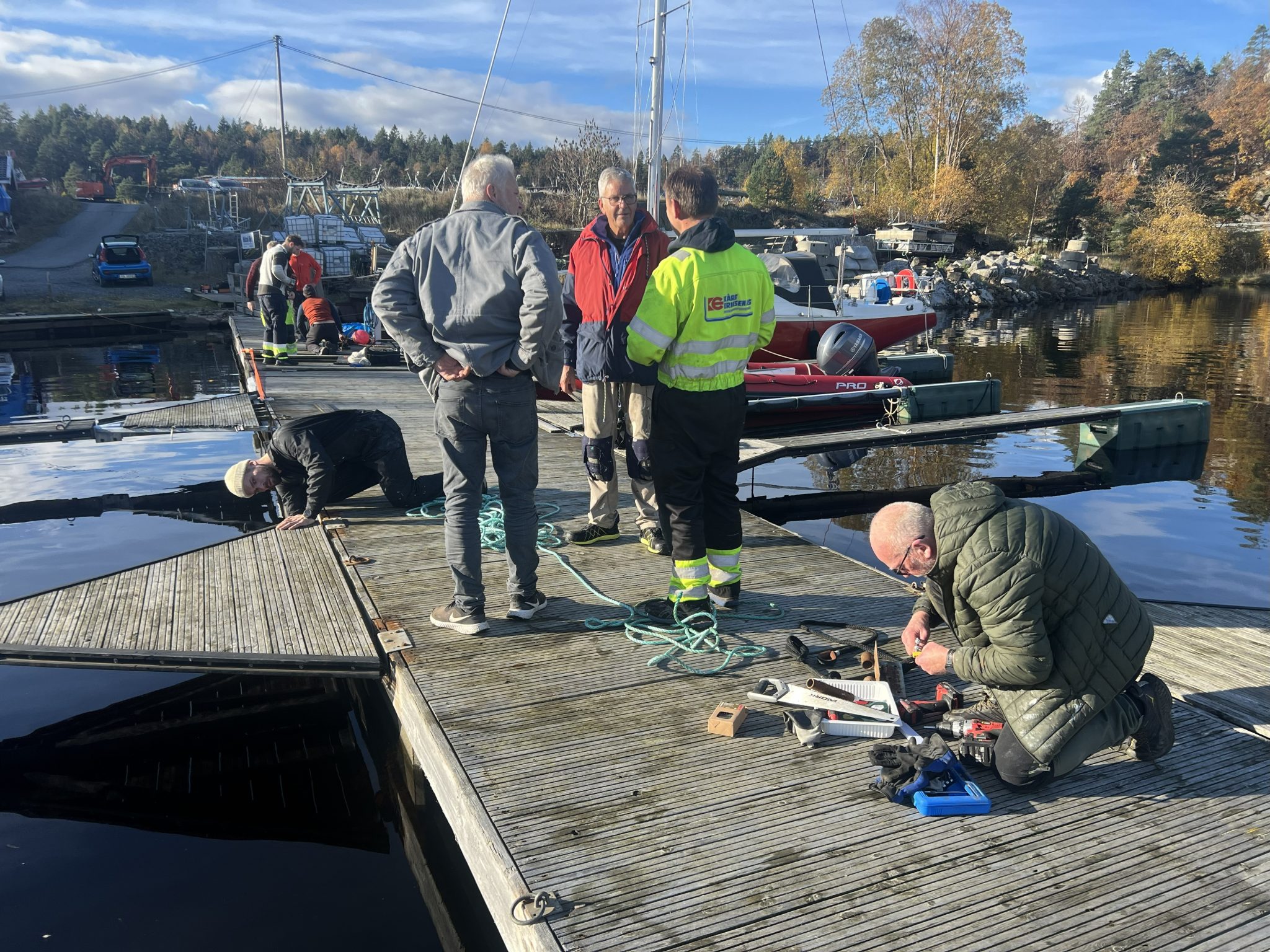 Fantastisk oppmøte og dugnad på flytebrygger Moland Havn : ASF